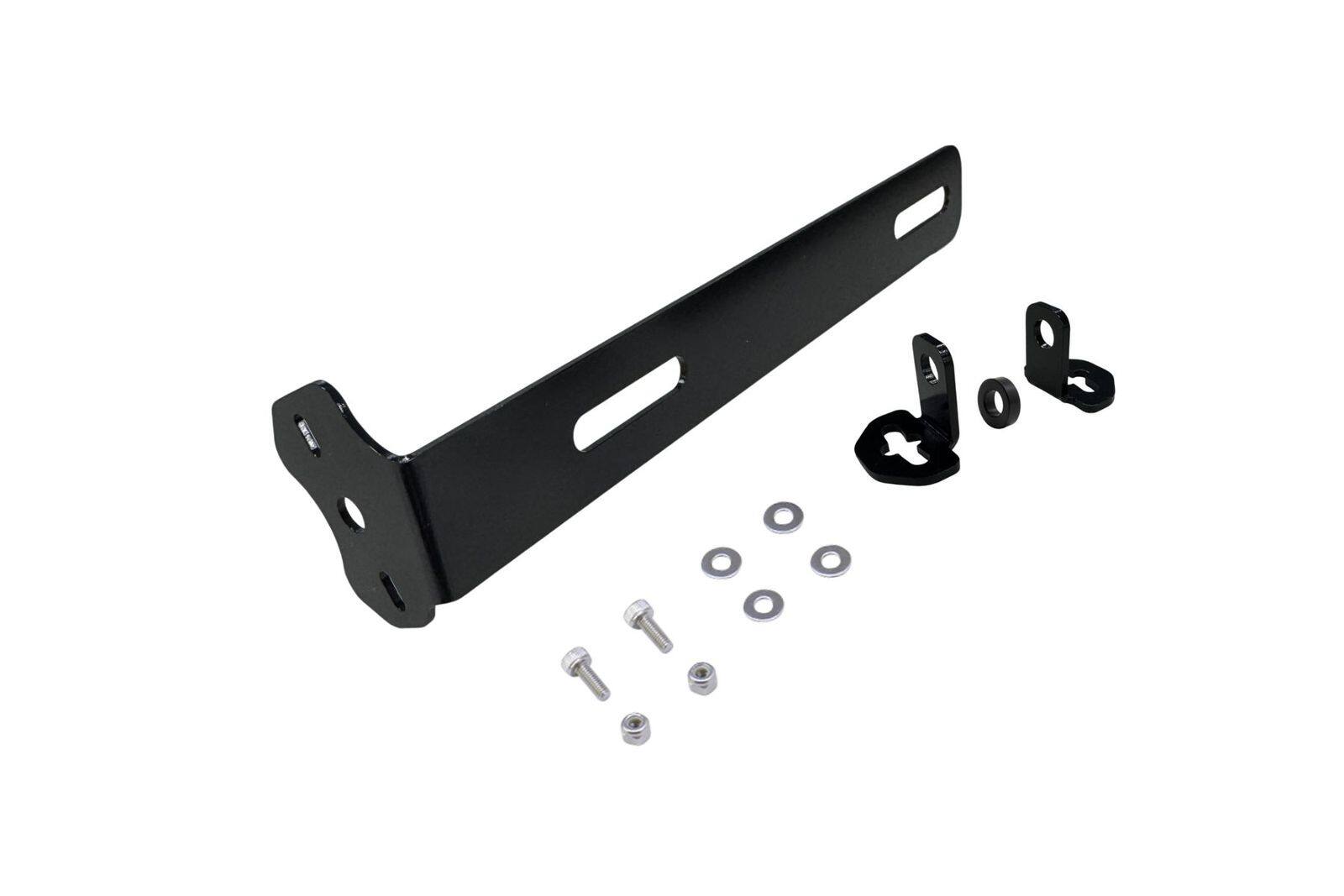 ■商品概要タイプ：ナンバーサイド左タイプ色[カラー]：ブラック／三価クロメート塗装サイズ：原付(-125cc)、軽二輪(126cc-250cc)、小型二輪(251cc以上)ナンバーまで全排気量のナンバーに装着可能。原付ナンバーの場合メインブ...