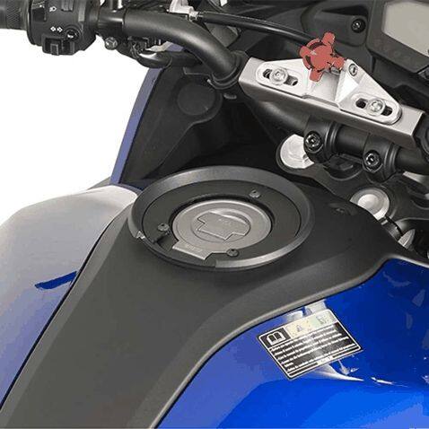 ■商品概要Fitment：Yamaha YZF-R15 V3■詳細説明Specific flange for fitting any of the Tanklock Givi TanklockTankBags require bike sp...