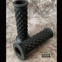 ■商品概要Material：SiliconeDiameter：22/25 cmSize (Width x Length)：3 x 12 cm■詳細説明Open-ended diamond pattern handlebar grips， 2...