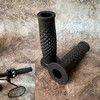 ■商品概要Material：Silicone rubberColor：Black/Dark Brown/Light Brown/GraySize：5x12cm■詳細説明Vintage style handlebar grips， fits ...