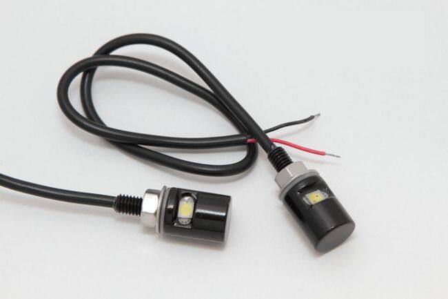 ■商品概要本体2個セットサイズ：全長/32mm(ボルト含む)、ボルト上部突起部分/18mm、頭部分直径/14mm■詳細説明カスタムLEDテールキットのオプションナンバー灯です。LED照明付きのナンバーボルトリンパーツのカスタムLEDテールキ...