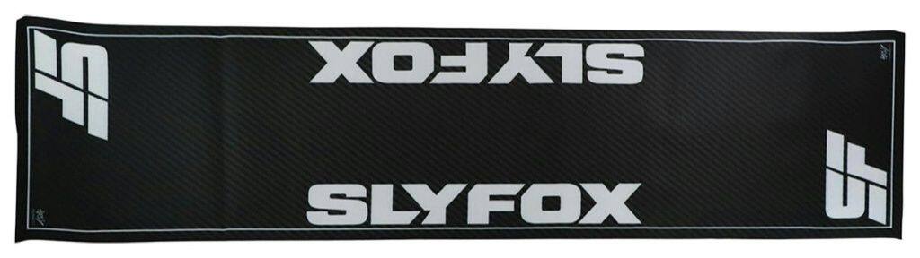 ■商品概要メーカー品番：92010074カラー：ブラックサイズ：約2540mm×770mm内容物：ピットパッド×1■詳細説明ピットでの作業、ガレージでのディテールアップ、ショールームの床の保護など、どんな場面でも洗練されたSlyfoxスタイ...