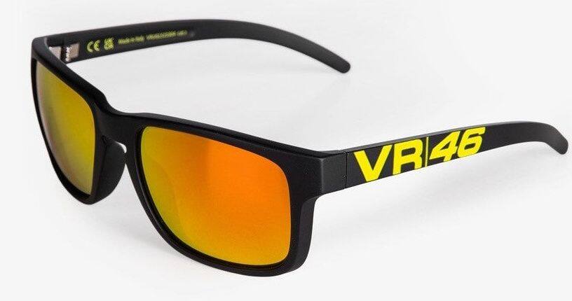 ■商品概要カラー：BLACK■詳細説明VR46クラシックコレクションのサングラス。レッドレースモデルはマットブラックのフレームが特徴です。テンプルには蛍光イエローのVR46ロゴがあしらわれています。レッドミラーレンズは太陽光線から目をしっか...