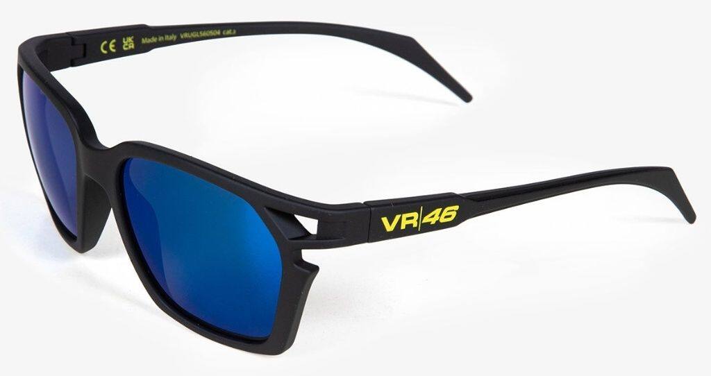 ■商品概要カラー：BLACK■詳細説明VR46クラシックコレクションのサングラス。ヤングモデルはマットブラックのフレームが特徴です。テンプルには蛍光イエローのVR46ロゴがあしらわれています。ブルーミラーレンズは太陽光線から目をしっかり保護...