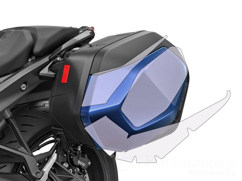 ■商品概要カラー：クリア左右セット■詳細説明R1300R／R1300RSの純正パニアケースを傷から守るプロテクションシート。航空機のプロペラやローターブレードを守るために開発された素材を採用し、圧倒的な耐摩傷性を実現。飛び石や身につけていた...