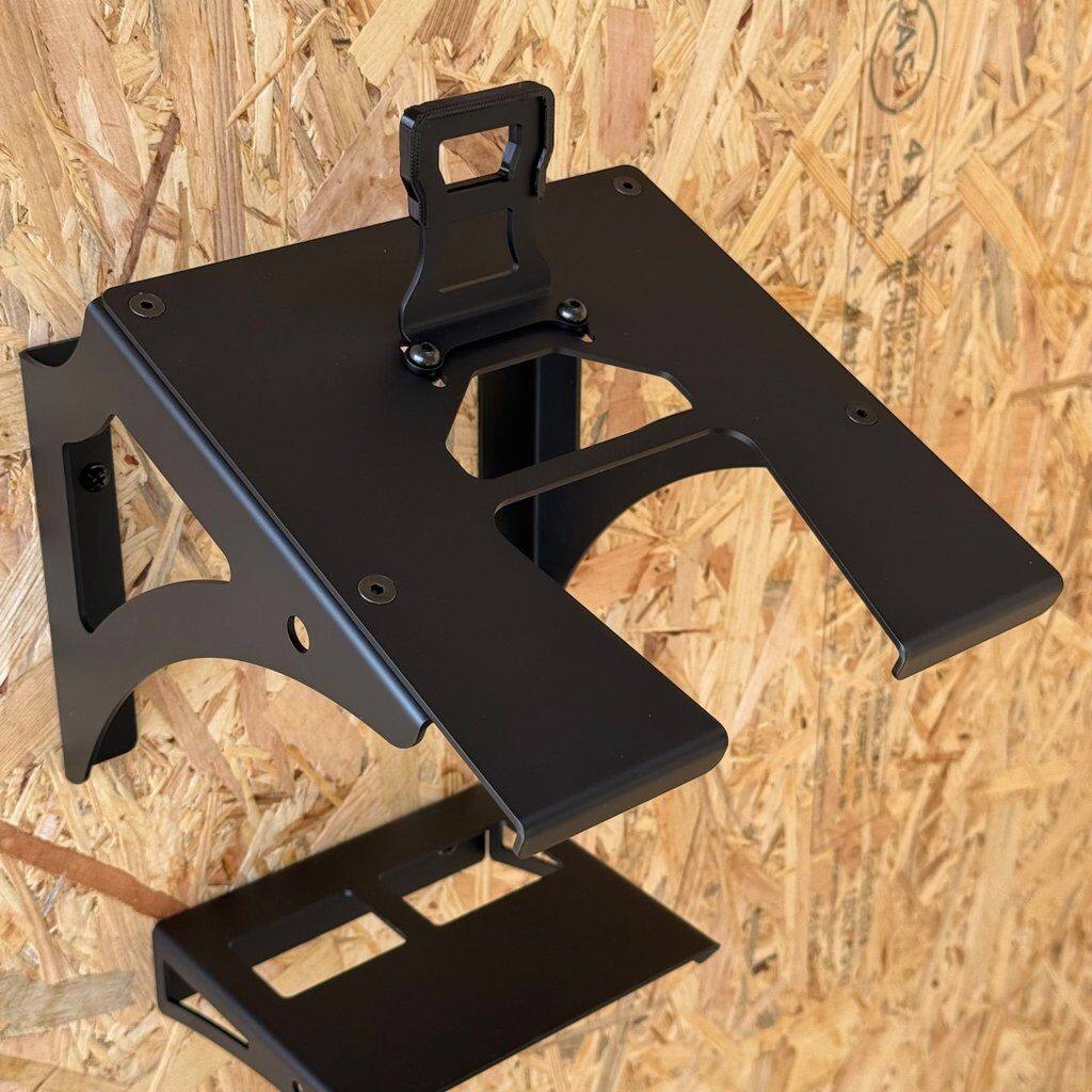 ■商品概要カラー：ブラック材質：スチール表面処理：粉体塗装天板耐荷重：5kg組み立て-取付時間：約15分入り数・付属品内容：1セット■詳細説明開放的なボディーと通気性を追求した天板によって、使用後、蒸れてしまうヘルメット内部を効率よく自然乾...