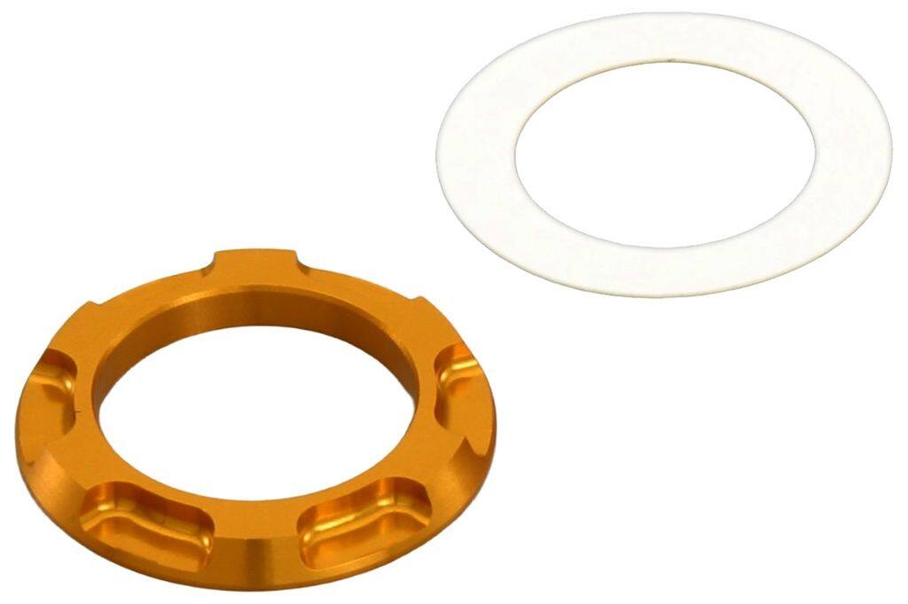 ■商品概要カラー：ゴールドアルマイト素材：アルミ削り出し製サイズ：Φ28×Φ18.5×3.0mm両面テープ付属入数：1■詳細説明メインキーボックスに貼り付けるアルミ削り出しのドレスアップカバーです。周囲の穴にスワロフスキーで装飾する等、さら...