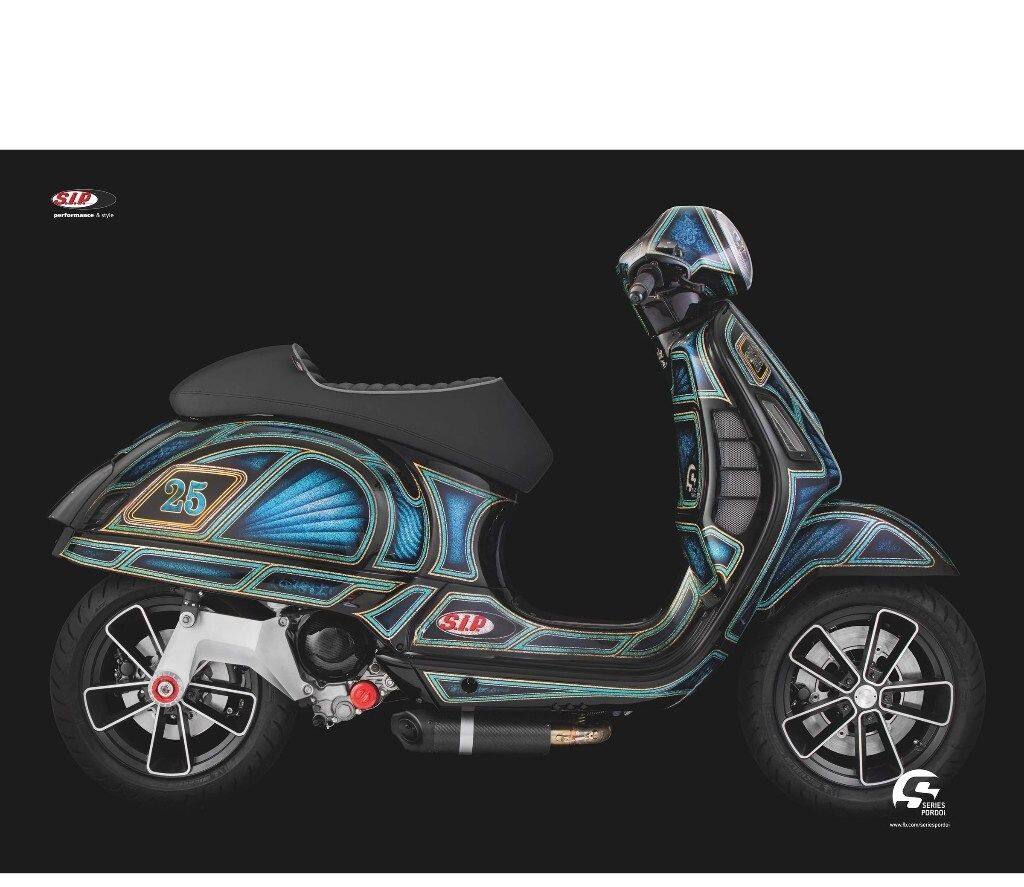 ■商品概要ほぼすべてのモデルに適合しますl＝842mmw＝596mm.■詳細説明自宅にいるようなスクーター気分：ポスターは、スタイルと紛れもないスクーター カルトを表しています。隅々にぶら下がっている大量生産品や、泣き言を言う白いユニコーン...