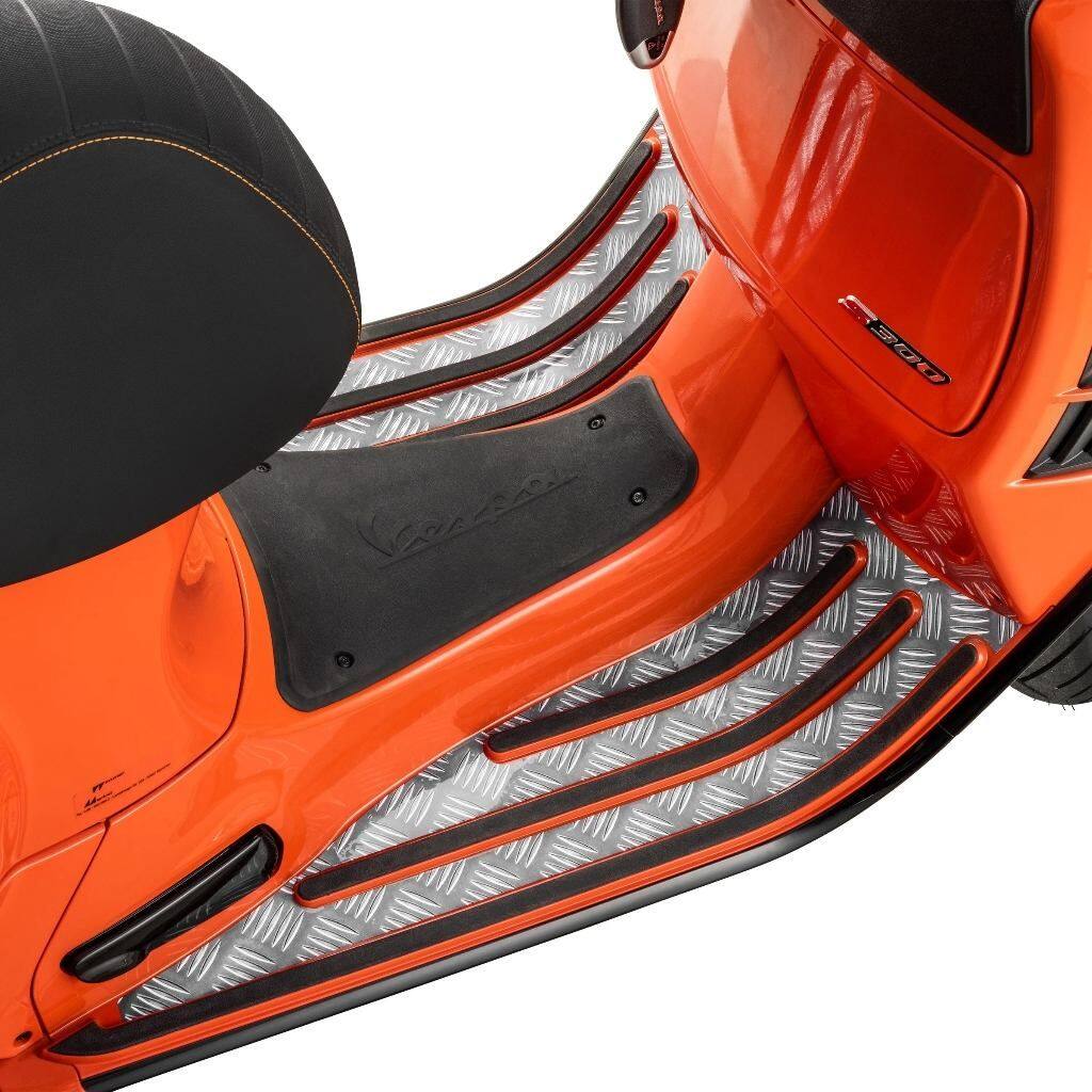 ■商品概要カバーフットウェルアエラ／フットボードシルバーアクセサリーとして最適な美しい仕上がり■詳細説明チェッカー フロア プレートは、80/90 年代の根強い人気のスタイルです。ベスパ GTS にすばやく簡単に 80/90 年代のタッチを...