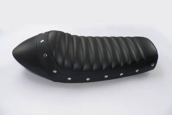 ■詳細説明Cafe Racer custom seat： Black leather with black stitchingandstuds.■注意点※取扱説明書が付属する場合は外国語となります。※輸入商材の為、納期が遅れる場合がございま...