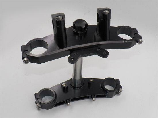 ■詳細説明Upper triple tree with custom risers for Thruxton 900 / T100.Directfit for 43mm Ohlins forks. CNC 6061 + 7075 Alloy...