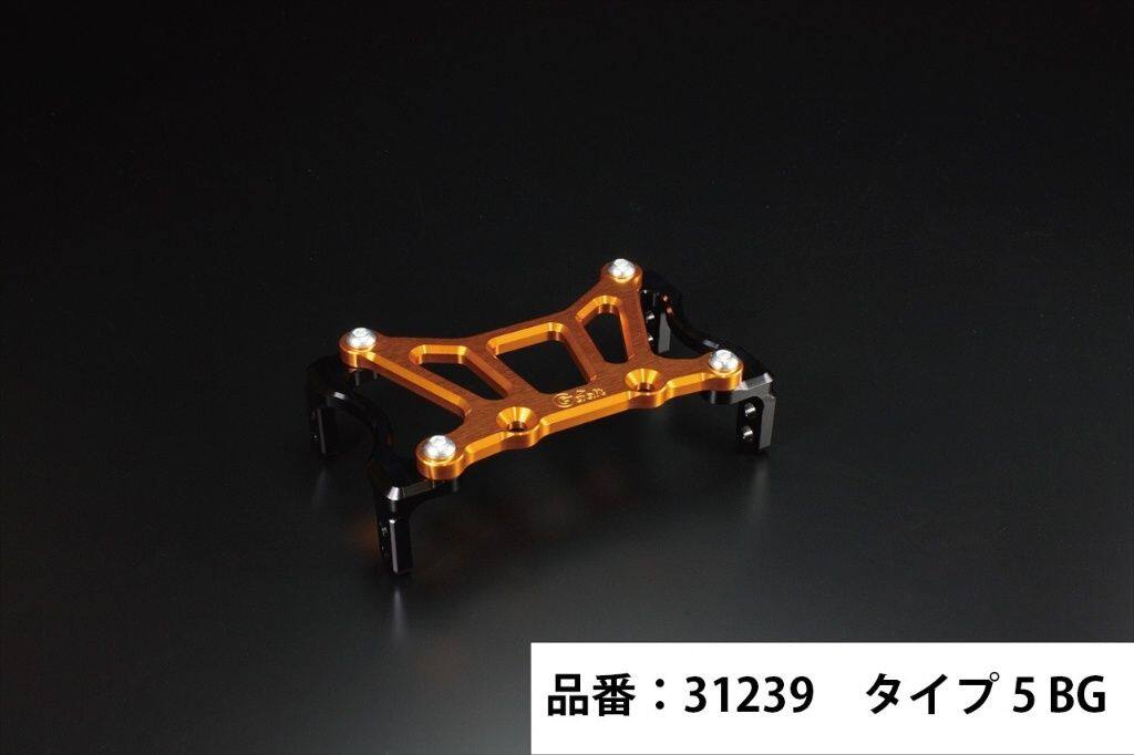 ■商品概要【カラー】サイドステー：ブラックメインプレート：ゴールドモンキーノーマルフェンダー対応(タイヤサイズ3.5-8または3.5-10)NSR50／80、NSF100フォーク用199mmピッチステムキット対応フェンダー取付穴間46mm■...