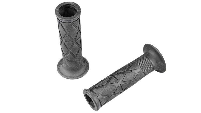 ■商品概要ブラック貫通タイプΦ22.2mmハンドル用重量：118g左右セット全長：119mm内寸：貫通最大径：31mm■詳細説明標準ハンドル(Φ22.2mm／7/8インチ)に対応した、汎用タイプのグリップラバーです。シンプルなスパイラルパタ...