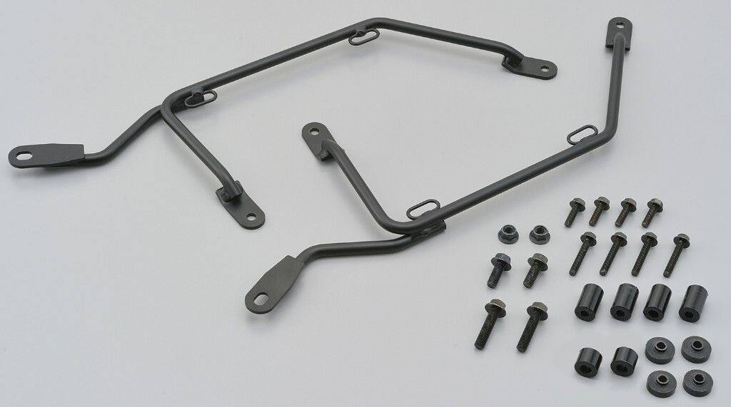 ■商品概要【サイズ】メインフレームΦ10【素材／材質】スチール製【仕上げ】黒色電着塗装仕上げ【付属品】フィッティングパーツ【取付作業時間目安】0.5h【原産国】日本■詳細説明張り出しを究極まで抑えたサドルバッグサポート。サイドバッグ装着時の...