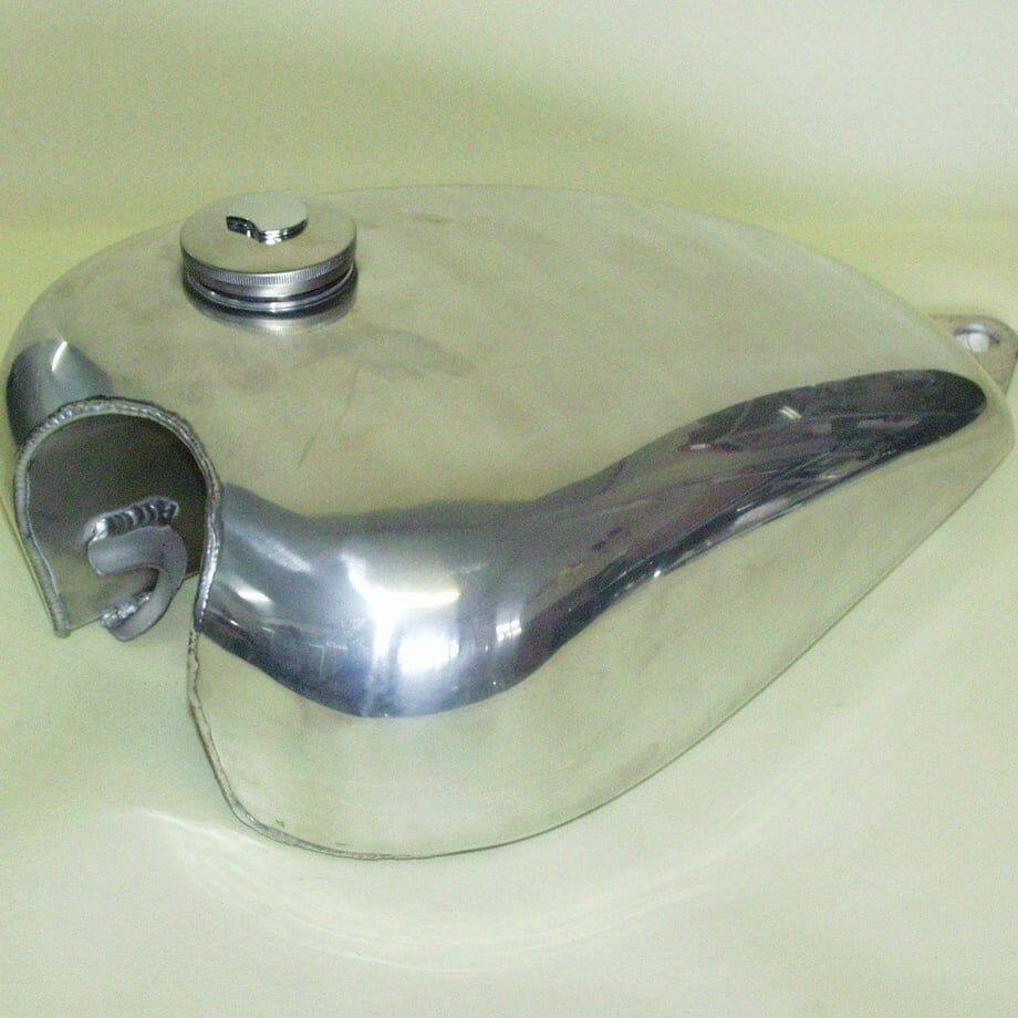 ■商品概要・容量：約6.8L・付属品：タンクキャップ(キー付)・その他：ノーマルコック使用可ノーマルシート使用可仕上げ：バフ有・素材：アルミ■注意点※メーカー都合により商品の仕様変更がある場合がございます。ご了承ください。■適合車種W400...