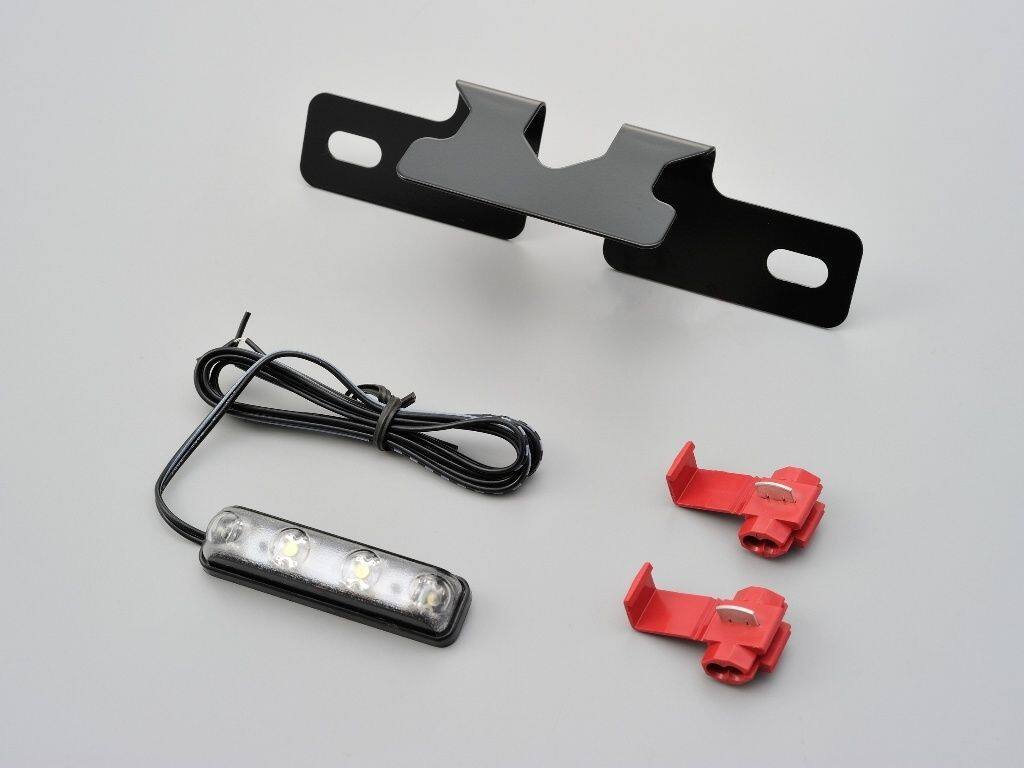 ■商品概要・DC12V車専用・照射灯：白色4LED(広角照射タイプ)・照射灯サイズ：幅58mm／高さ15mm／奥行15mmナンバー角度上向き40度(新保安基準適合)■詳細説明高輝度LEDユニット(4LED)を採用した汎用タイプのナンバープレ...