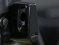 ■商品概要品番：9570021821000キーセット付き参考取付時間：0.1h■注意点※形状、大きさにより掛けられないヘルメットもあります、ご購入の際はご確認ください。※ヘルメットホルダーにヘルメットを掛けたまま走行しないでください。※写真...