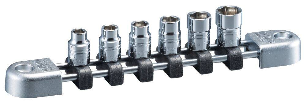 ■詳細説明・ネプロス6.3sq.ソケットホルダーにセットしたインチサイズのソケットセットです。・強度・靭性・耐久性を備えた材料と高度な熱処理技術を採用し、KTCブランドと同等の強度ながら薄肉・軽量化を実現しました。・口径部と差込角部にはKT...