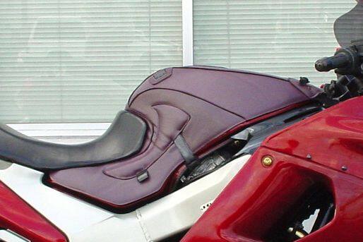 ■商品概要【カラー】AUBERGINE(ダークパープル)【素材／材質】ビニールレザー(PVC)■詳細説明幅広いバリエーション。愛車のイメージチェンジに最適！バグスターのタンクカバーは、純正のタンクをカバーし保護するのはもちろん、エクボやキズ...