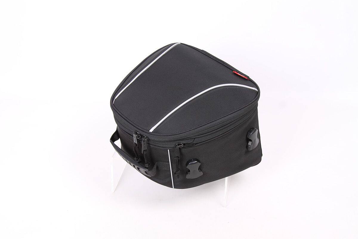 ■商品概要【サイズ】H29×W27.5×D23-28(cm)【容量】10-13L【素材】ポリエステル【付属品】・レインカバー・かんたんベルト×2■詳細説明かんたんベルトで取り付けラクラクなシートバッグ125ccのスポーツタイプからリッターマ...