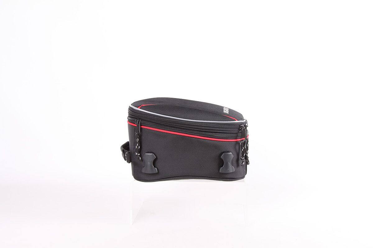 ■商品概要素材：ポリエステルサイズ：H26×W20×D17-23(cm)容量：5-8.5L【付属品】・レインカバー・ショルダーベルト・かんたんベルト×2■詳細説明かんたんベルトで取り付けラクラクの容量可変アジャスターシートバッグ。スリムなリ...