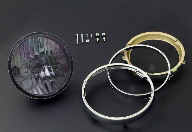 ■商品概要レンズカラー：スモークブラックレンズ素材：強化プラスティックレンズ径：180mmバルブ球：H4バルブ 12V-55/60W■詳細説明リフレクター形状の変更により配光性能が飛躍的に向上。前方をより明るく広範囲に照射します。ヘッドラン...