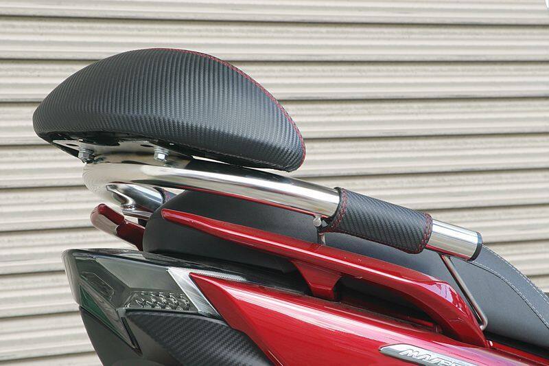 ■商品概要カラー：カーボンブラック＆レッド(バーエンド)素材：ステンレス製(バー)サイズ：Φ34(バー太さ)■詳細説明ファッショナブルなタンデムバー 車種ラインナップカーボンブラックのバックレスト＆グリップカバータンデム時に便利なバックレス...