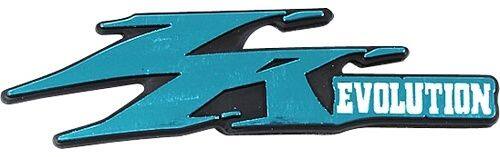 ■商品概要カラー：ブルー・バイク適合品番ヤマハ純正品番3P3-F173D-20■詳細説明貼るだけの簡単取付け立体デカール！純正と同形状なので補修用に最適です。リモコンジョグZR用のエンブレム。純正形状の社外品です。破損や劣化による外装パーツ...