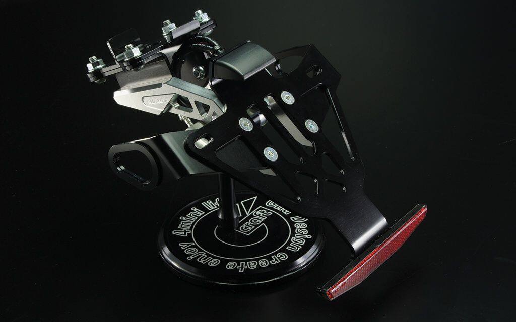 ■商品概要材質／表面処理：A2017材、A5052材/ブラックアルマイト仕上げ専用LEDナンバー灯付属専用リフレクター付属ボルトオンで装着可能純正ウィンカー対応適合 2014-2019カラー：ブラック■詳細説明左右2枚のアルミ削り出しプレー...