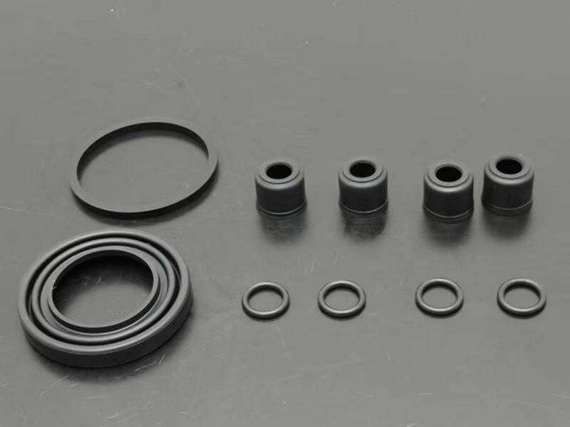■商品概要【入数】1キャリパー分【セット内容】ピストンシール、ピストンダストブーツ 各1個、サポートシール、サポートOリング 各4個■注意点※メーカー都合により商品の仕様変更がある場合がございます。ご了承ください。■適合車種KH250&en...
