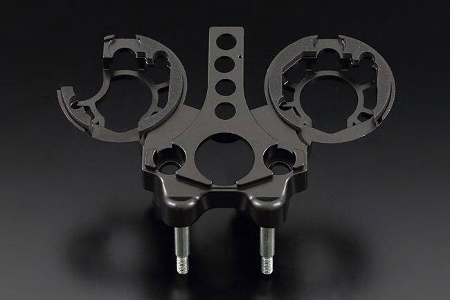 ■商品概要付属品：スポンジダンパー■詳細説明1976以降の2代目Zシリーズに採用される縦型パイロットランプ用メーターブラケットはZ650/750A4/D1に始まり、80年のZ1000MK2まで共通となります。もちろん、メーターマウント部分の...