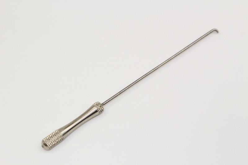 ■商品概要素材：ステンレス製工具長さ：98mm■詳細説明■特長オイルシールを取り外しする際に使用します。先端を研磨しているため、使用の際に金属部品へ疵が付きにくい仕様です。工具の棒状部分がΦ1.2mmのため、エンジン本体のオイルシール交換に...