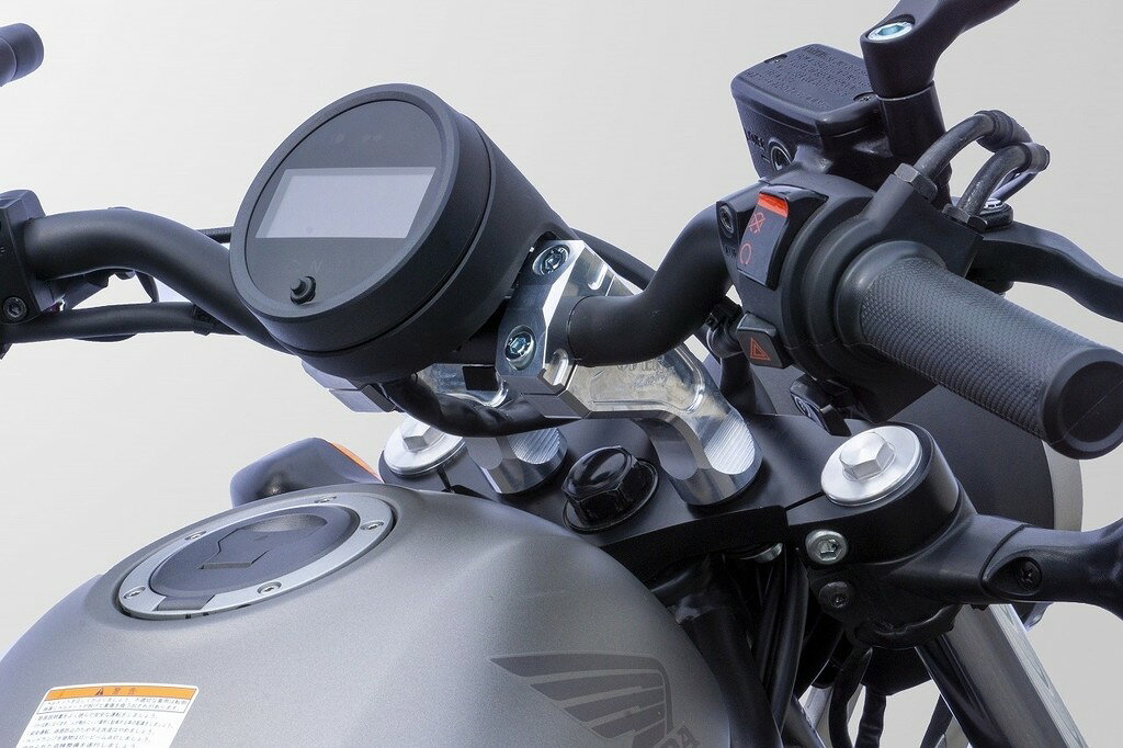 ■商品概要【仕様】アルマイト加工STD比 50mmバック／30mmアップ (STDハンドル使用)STDトップブリッジ対応クランプ部25.4mmハンドルバー対応■詳細説明純正ハンドル位置からさらにハンドルを後方へ持ってくることで、ゆったりとし...