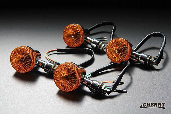 ■商品概要素材：プラスチック製配線：2本タイプセット内容：ウインカー本体×4レンズ直径：約45ミリ■詳細説明汎用のGS純正タイプウインカーの小型バージョンです。ちょうど良い大きさでいろいろな車両に似合いそうです。ステー一体型ですぐに取り付け...