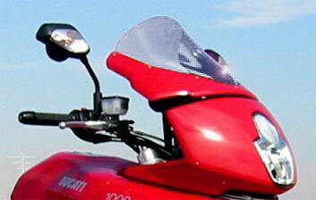 ■商品概要【カラー】スクリーンカラー：クリア【仕様】スクリーン長：ノーマル比+4cm■詳細説明ライディングの際に直接視界を左右するウインドスクリーン。「MOTO CORSE」では1枚の母材から成形したクリアな視界を確保したスクリーンを製作し...