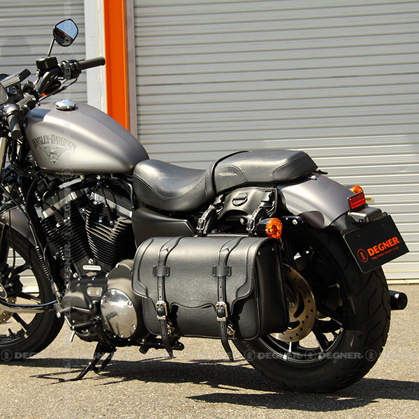 ■商品概要カラー：ブラック素材：シンセティックレザーサイズ：H30×W44×D14(cm)容量：17L【付属品】・レインカバー・取付けベルト×2本■詳細説明レザーサドルバッグのノウハウを生かしたシンセティックレザーサドルバッグ吊り下げパーツ...