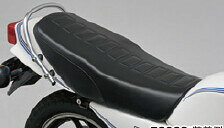 ■商品概要タイプ：純正風デザイン■詳細説明●愛車を大事に永く乗るライダーへ朗報の純正シートベース張替用「RIPMOシート」。劣化したスポンジを高密度スーパーウレタンへ交換して新車以上の乗り心地を実現します。純正シート形状を大きく崩さずにブレ...