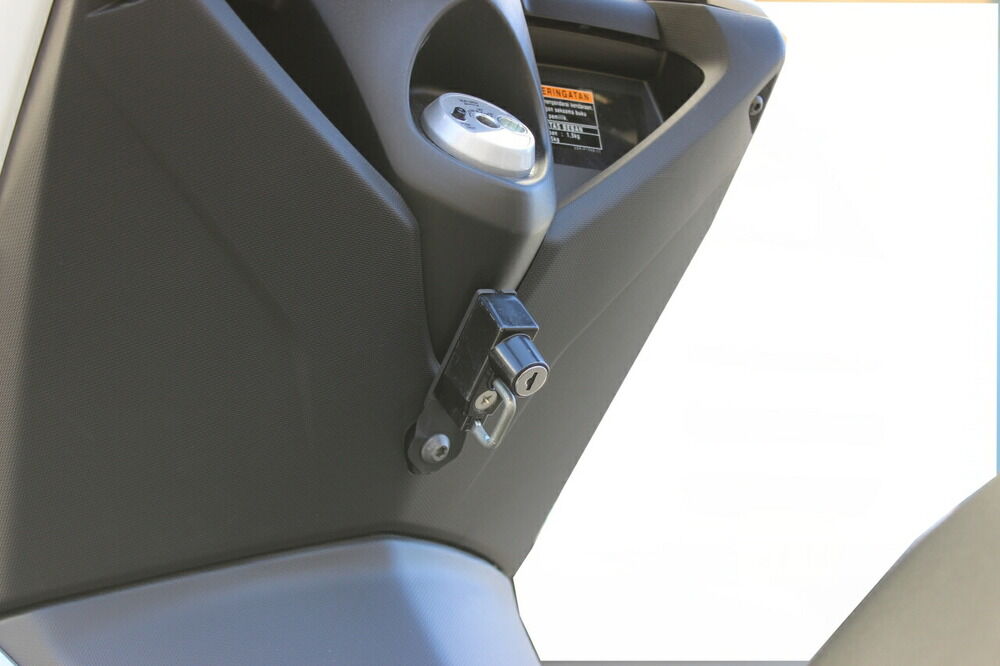 ■商品概要カラー：ブラックステー素材：スチール製■詳細説明ちょっと車体から離れる時に、ヘルメットを置いたままでも安心できる便利なヘルメットロックを車体に取り付け。普段は目立たずにイザという時に本領を発揮する力強い味方。■適合車種NMAX&e...