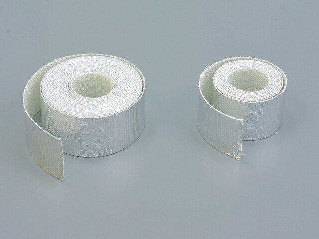 ■商品概要ロールタイプ 50mm×5m■詳細説明アスベストより優れた断熱効果を発揮。耐熱温度：350度(アルミ部は耐熱200度)。(旧車、空冷車に最適)ロールタイプは2ストロークチャンバーのエキゾースト部などに巻いて使用。レーサーでは排気の...