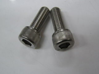 ■商品概要【素材／材質】ステンレス【サイズ】ネジ径：10mm(M10)ネジの長さ：25mm(頭下の長さです。)ネジピッチ：1.25mm【入数】2本■詳細説明ネジ頭はヘキサゴンレンチを使うタイプです。ノーマルキャリパーとサポートをつなぐネジ。...