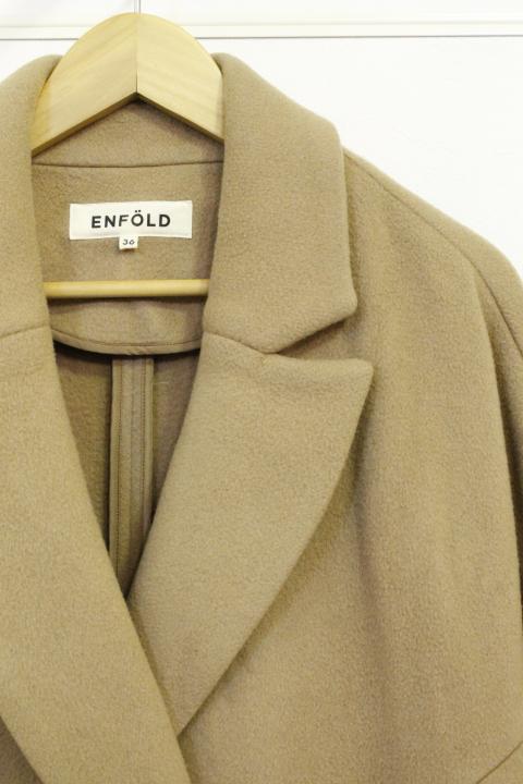 　商品状態説明詳細説明ENFOLD/ロングコート/36/BRW(状態説明) ・全体に使用による毛羽立ち、シワ感が見られます。 ・前身頃にスナップボタンが3つデザインされています。 (商品説明) ブランド名：ENFOLD エンフォルド 品番：...
