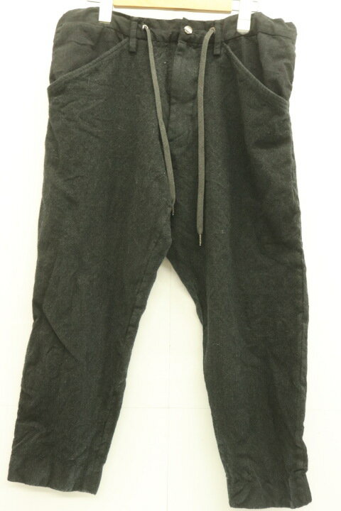 　商品状態説明 詳細説明 POKETS KRUTA SLACKS FUMITO GANRYU 2 黒 ブラック 無地 【状態ランク：C 使用感がありダメージが確認できる状態】 【状態備考】 全体的に毛羽立ちが見られます。 全体的にシワが見ら...