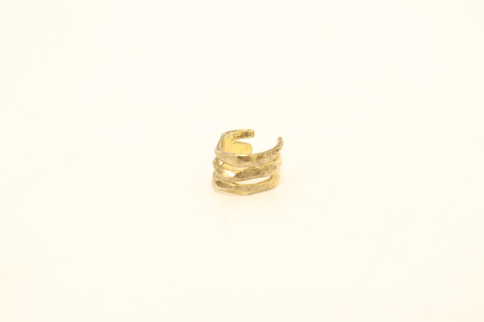 　商品状態説明 詳細説明 Crockery Ear Cuff GARNI -- 金 ゴールド 無地 【状態ランク：C 使用感がありダメージが確認できる状態】 【状態備考】 全体的に細かい傷と汚れが見られます。 表記サイズ -- 実寸サイズ ...