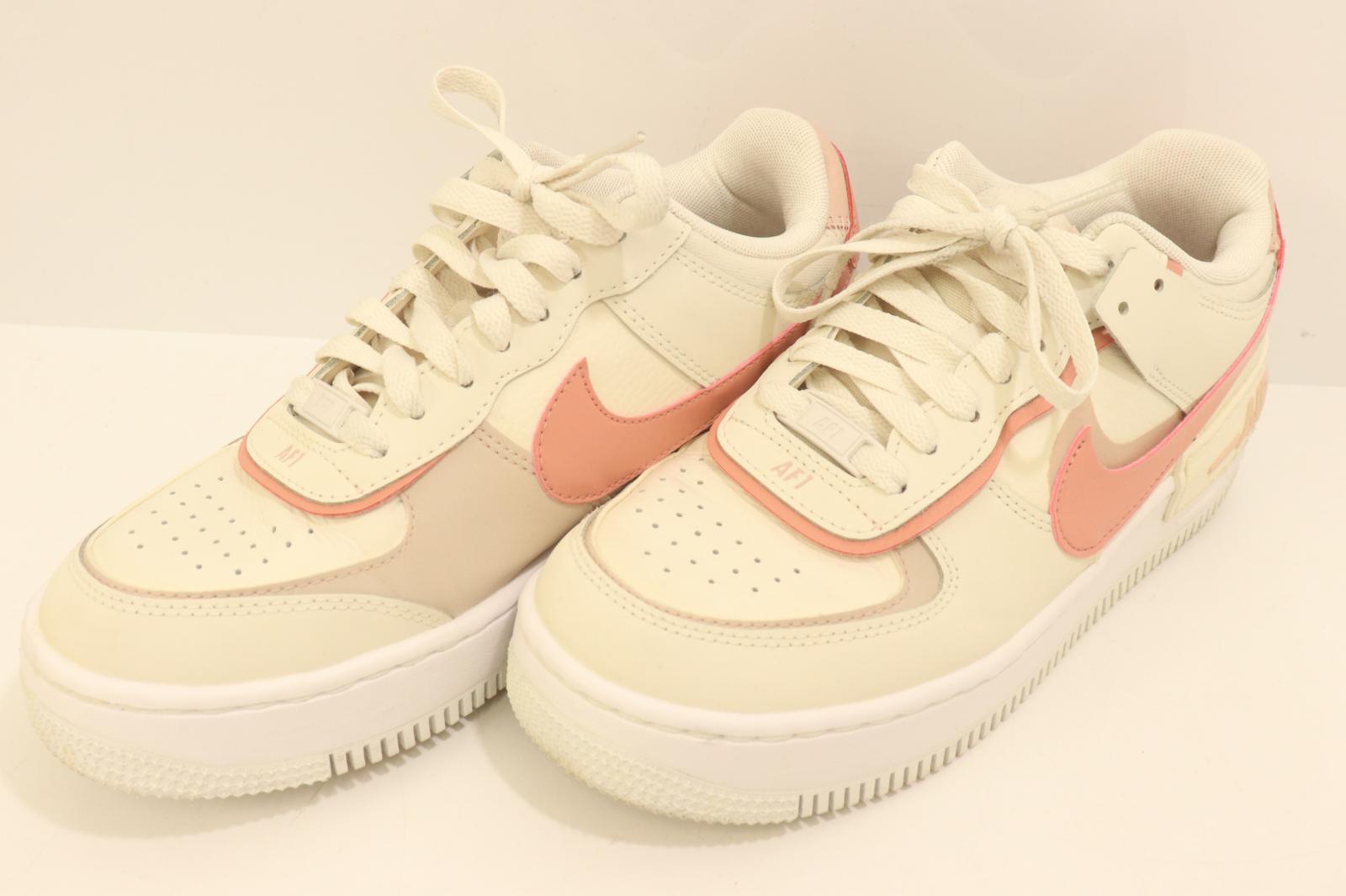 　商品状態説明 詳細説明 W AF1 SHADOW スニーカー NIKE 25 ピンク 桃 ロゴ 【状態ランク：C 使用感がありダメージが確認できる状態】 【状態備考】 両足アウトソール、ミッドソールに汚れが見られます。両足アッパー部分に若...