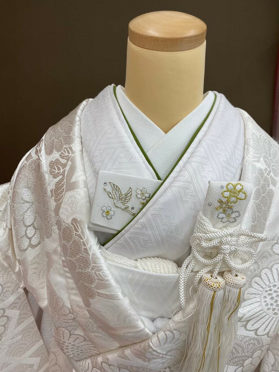 商品情報素材綿内容撮影用　婚礼　差し込み式伊達衿色くすみグリーン系注意モニター発色の具合により色合いが異なる場合がございます。この商品は 伊達衿　重ね衿　簡単差し込み式　婚礼用 くすみグリーン系 ポイント 白無垢のコーディネートのアクセント...