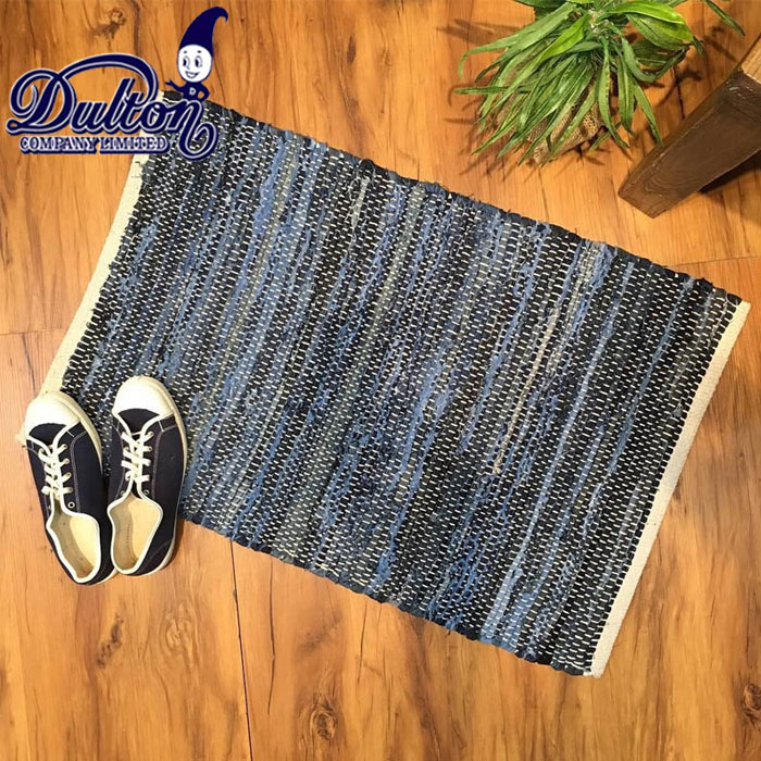 商品説明商品詳細 ●濃淡の美しいデニムマットです。●デニムならではのカジュアルな雰囲気は、とっても爽やかです。 ●玄関マットやちょっとした机の下に置くのにちょうどいいサイズ感です。 ●しっかりした質感で置くだけでインテリアを格上に見せてくれ...