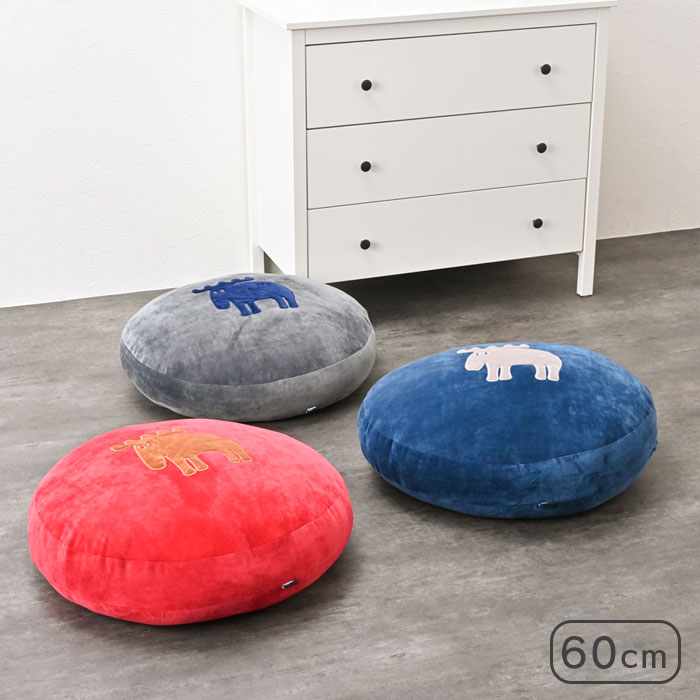 滑らかな生地と柔らかい中材の「moz」クッション ●人気の「moz」シリーズからドラムクッションが登場です。 ●どこかとぼけた表情をしたエルクのデザインが可愛らしいデザインです。 ●腰当てクッションや座布団としてもご使用いただけます。 ●フ...