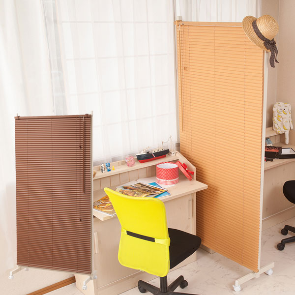 製品仕様（組立式） カラー ナチュラル/ブラウン サイズ（約） 本体/幅90×奥行7（脚部41.5）×高さ187.5cm ブラインド/幅88×スラット幅2.5×高さ174cm 重量（約） 9kg 材質 フレーム/スチール（エポキシ樹脂粉体塗...