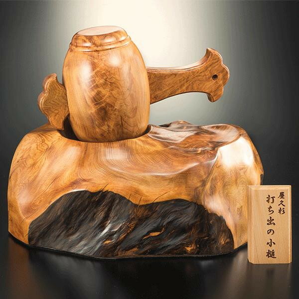 大吉祥七福神が限り無い福を招く日本の宝、希少神木屋久杉一杢彫の逸品です。 願い事を唱えて打ち振る事で何でも願い叶えられる吉祥の縁起物。振れば福を生み出し、もう一振りすれば運を生むと伝えられている縁起物です。一刀一刀丹精込めて彫刻した渾身の作...