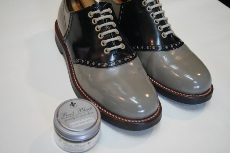 ハイシャイン（鏡面仕上げ）が素早くできる専用クリーム 革靴の先端(トゥ)やカカト部分の堅い部分に艶を出す時に使う専用靴墨です。 バッグやソファーには使えません。 ◆ハイシャインベースクリーム使用後に使うことでよりツヤが出ます。 50g ■商...